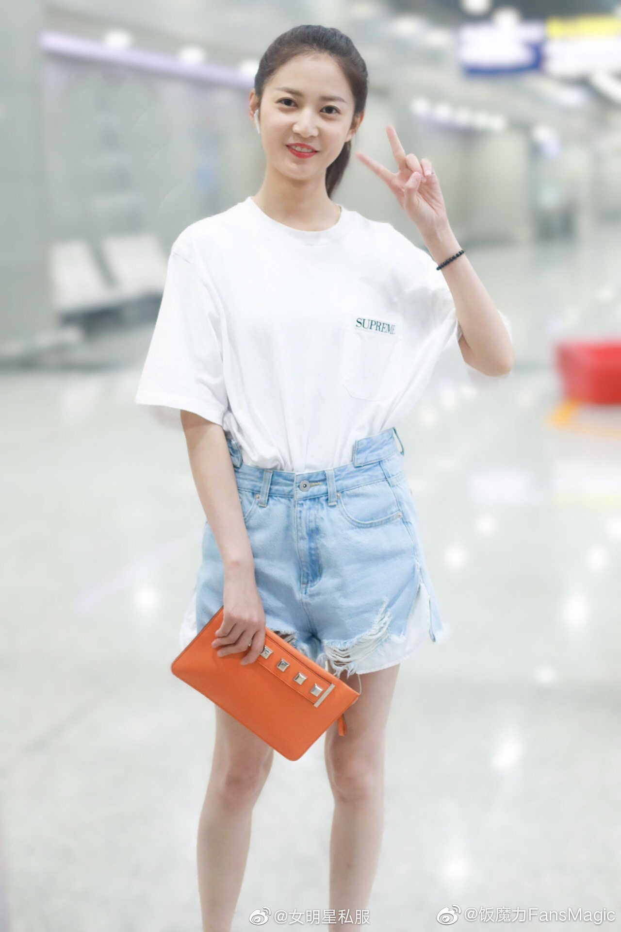 Amazed by Chen Yuqi, white T with denim shorts, simple but outstanding ...