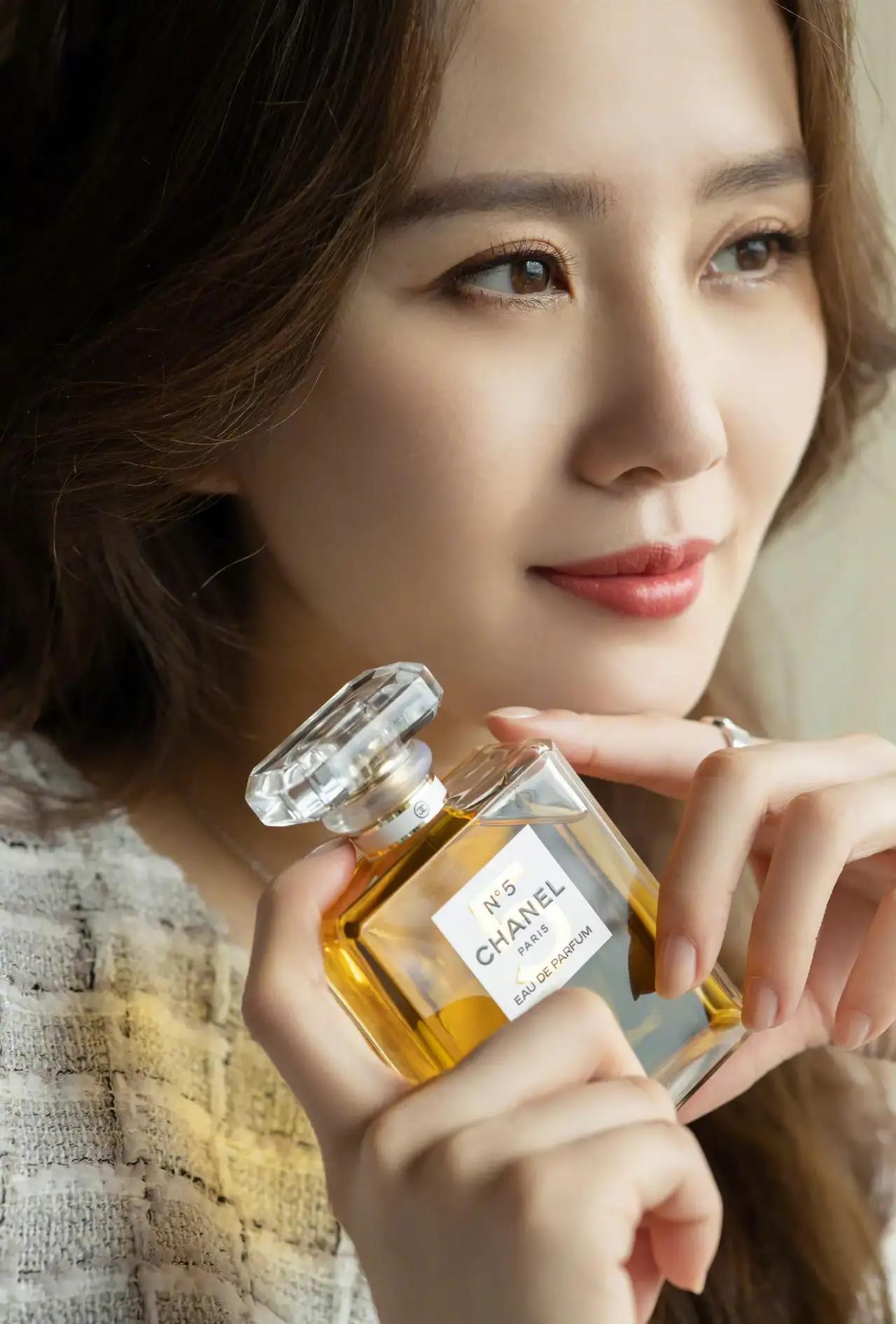 Liu Shishi became Chanel a big winner!The latest look won Zhou Xun, and ...