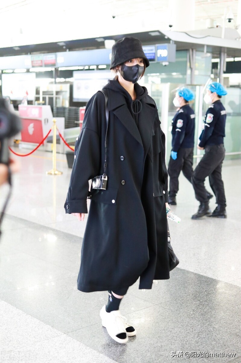 Street shot: Zhang Yishang all black look rushes to the trip, fresh ...