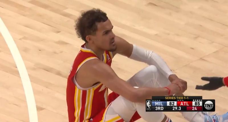 Trey Young was tragically stepped by the referee!Yang Yi: How is it ...