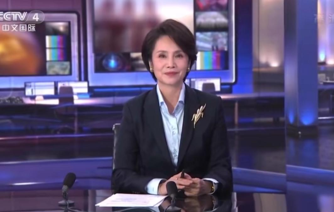 News anchor Xu Li retired and waved goodbye twice during the last live ...