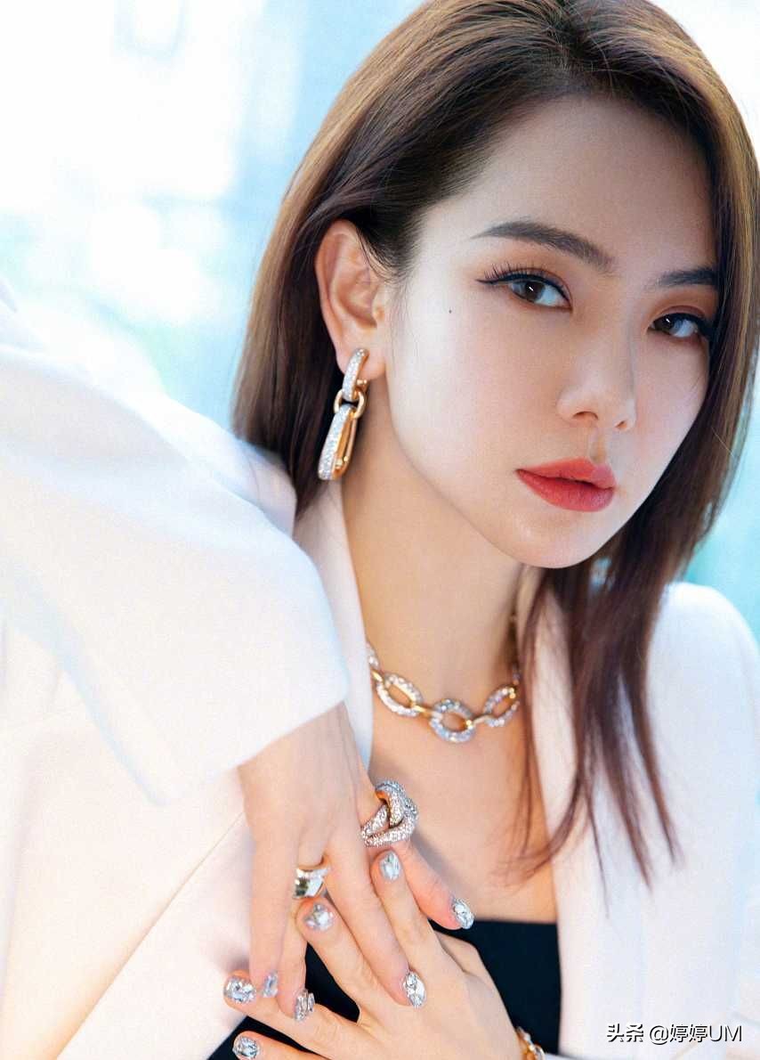 Qi Wei, she has a beautiful face, a fair complexion, a hot body, and ...