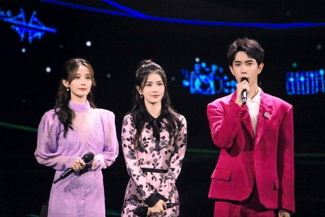 Bai Lu wore a printed skirt and appeared on CCTV, holding hands with Li ...