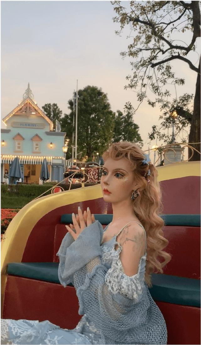 "Real Barbie" Delilah attended the party with pure plain face, pulling ...