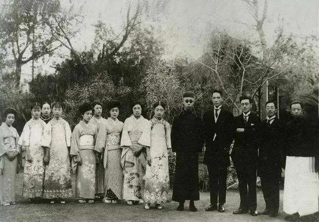 Why does Puyi have no descendants?How did those palace ladies treat him ...