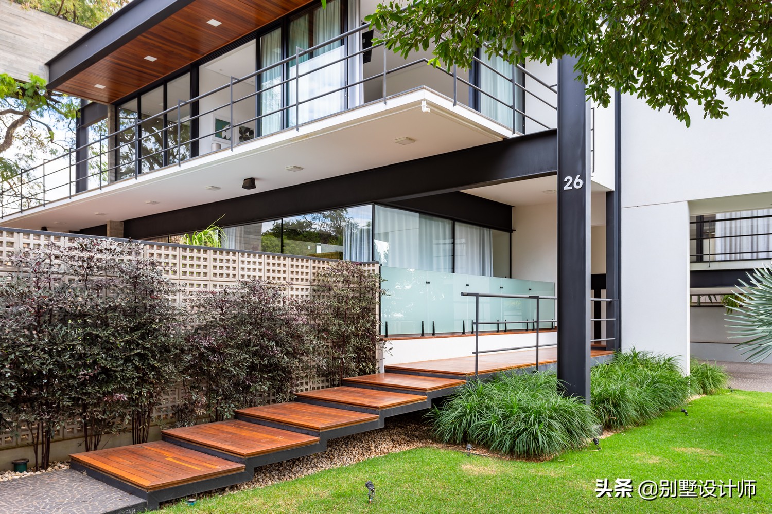 Cascading spaces, rich layers, simple and transparent blocks, only a ...