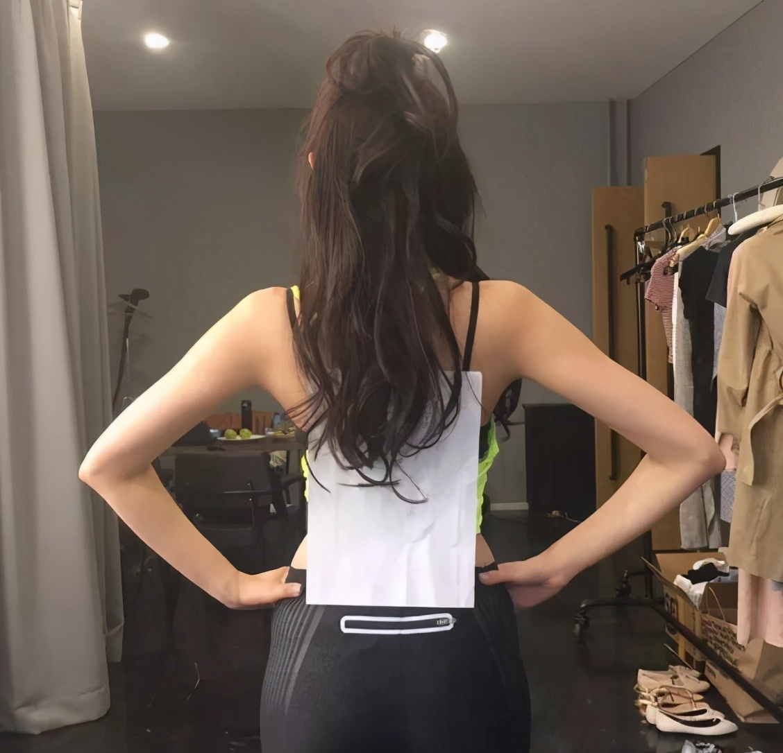 Following the "A4 waist", Song Yi's "wet wipe waist" is here again. She ...