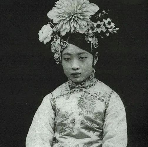 Wan Rong, the last queen of China: smoked big cigarettes, seduce guards ...