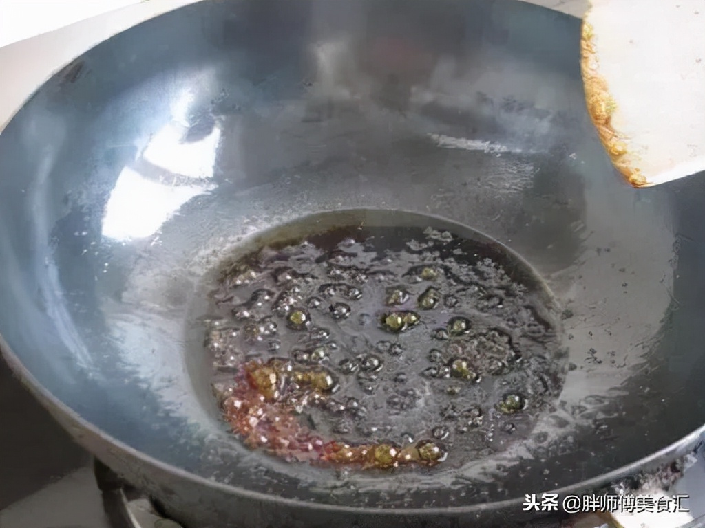 When frying sugar, should we use oil or water?So I made a mistake, no ...