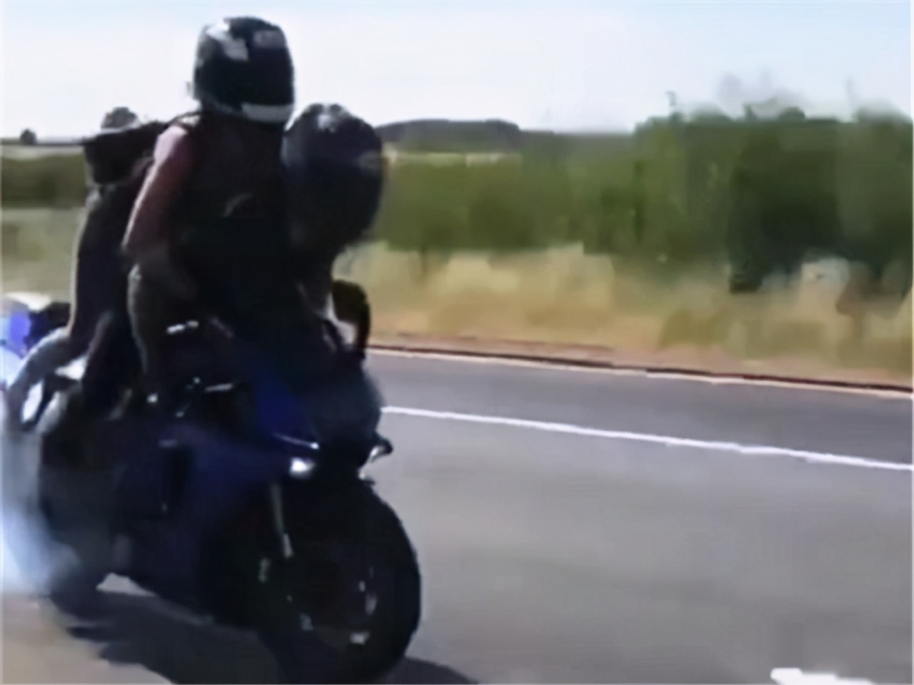 A foreign man rides a Yamaha R1, and his girlfriend behind him becomes ...