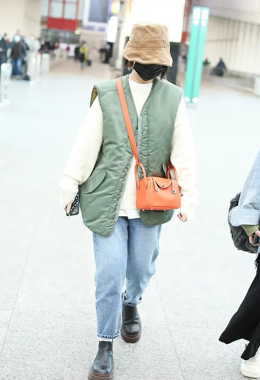 Yang Yulin is really a fashion and small-capable, wearing vests to ...