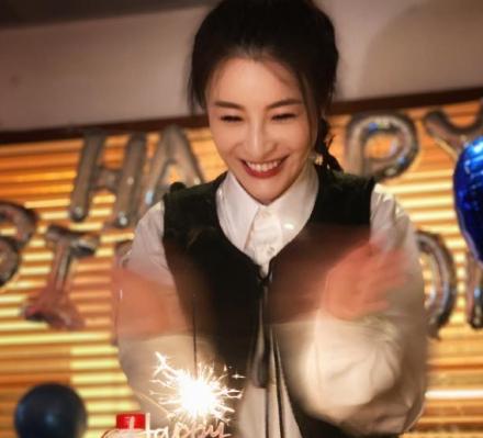 Hawick Lau rarely shows up, interacts closely with Lin Xiawei, 46-year ...
