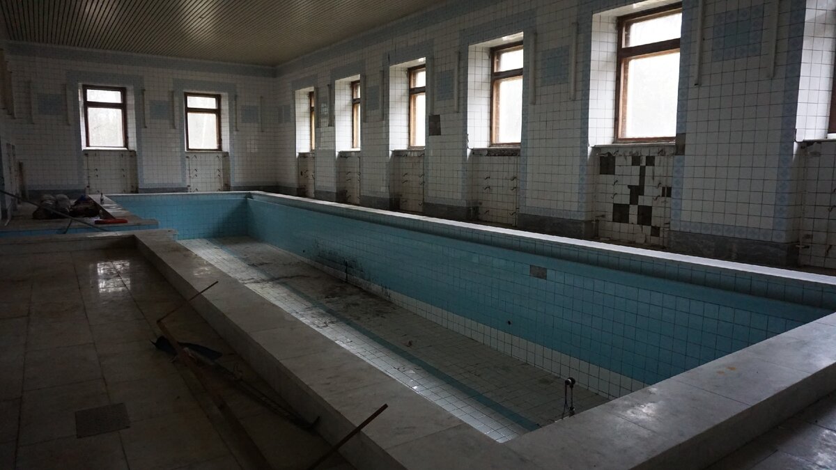 Abandoned Stalin Villa: The swimming pool must be sea water, almost ...