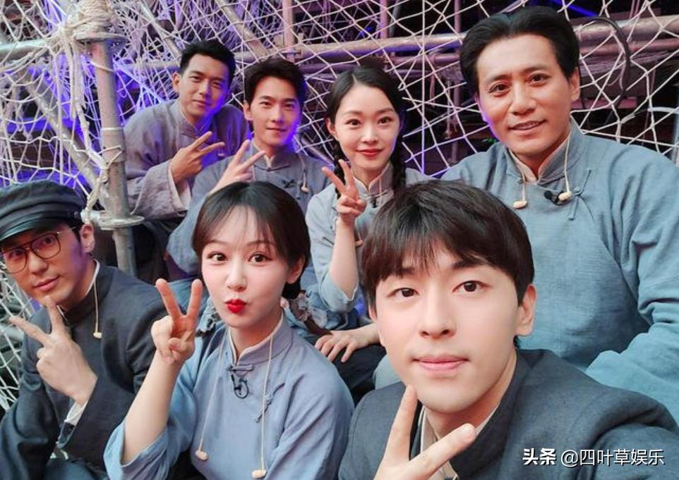 Backstage photo of "Breaking Dawn", a photo of Yang Zi, Li Xian, Deng ...