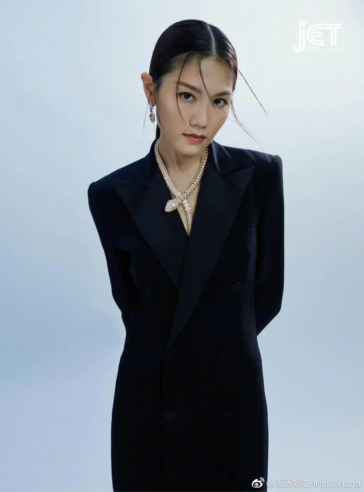 Zhou Xiuna goes out to work out, pink sportswear shows a graceful ...