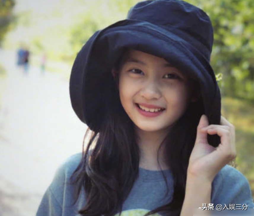 Sun Li shows the back photos of her two sisters and brothers, and it's ...