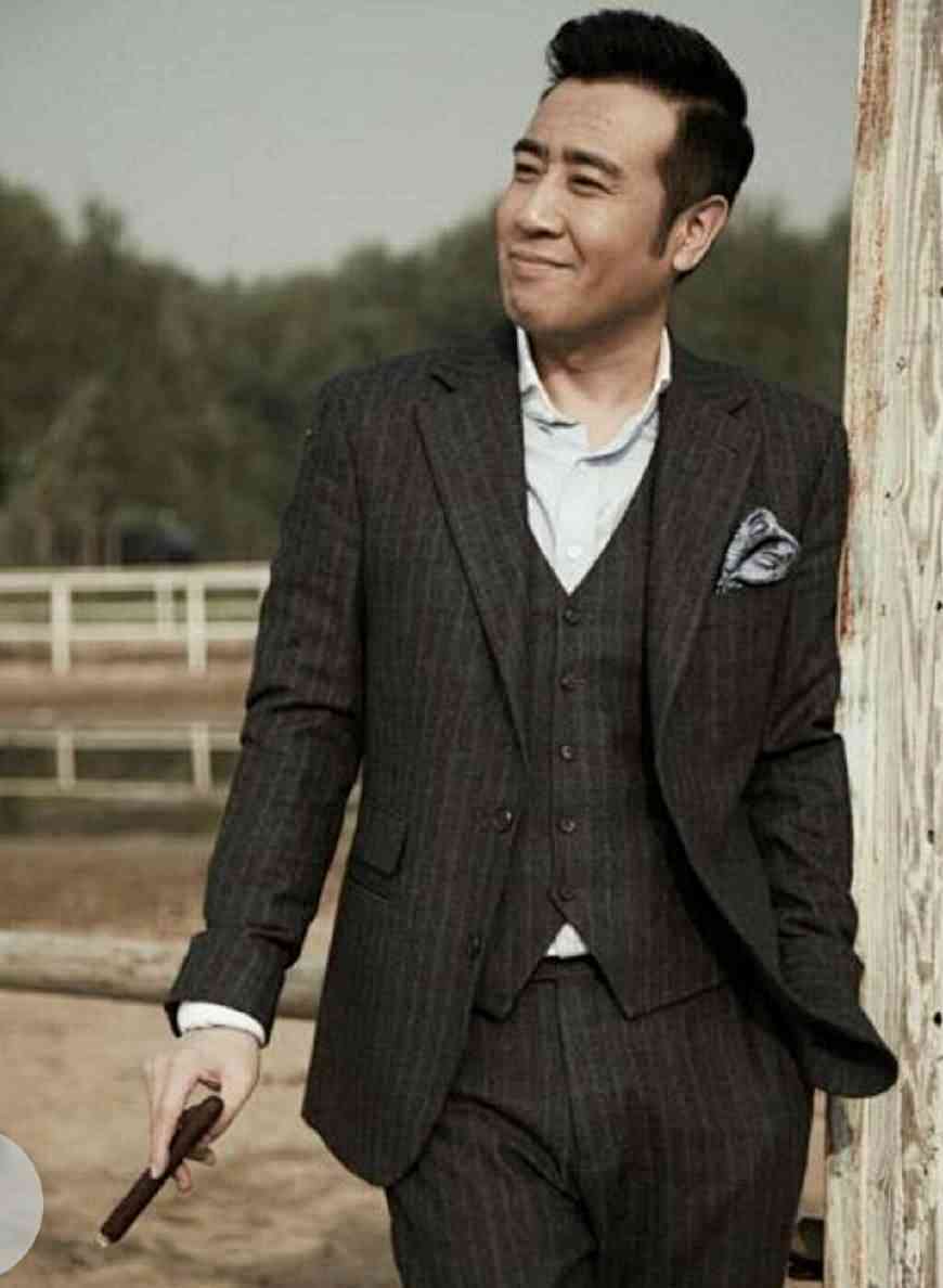 Yu Hewei and the three women behind him - iNEWS