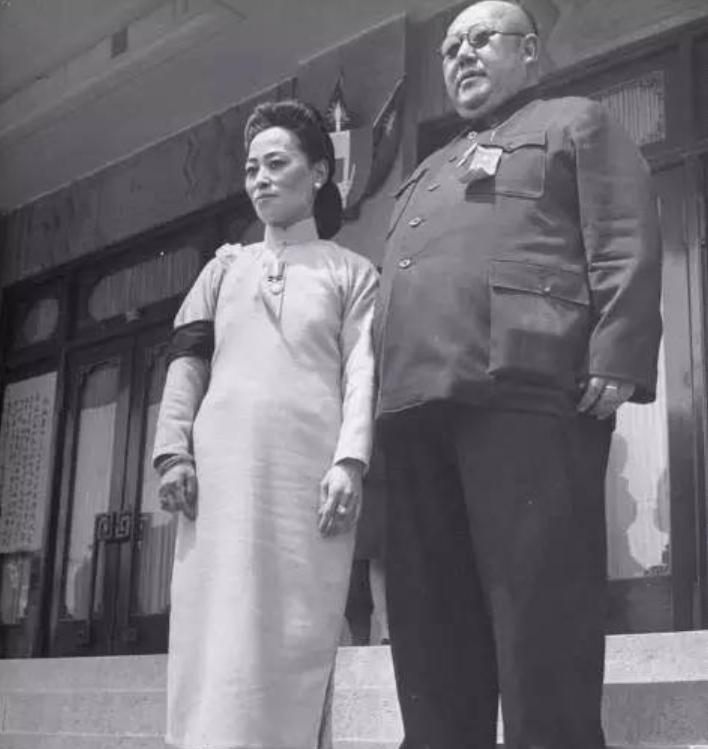 In 1950, Ma Hongkui brought 7 tons of gold to the United States. In his ...