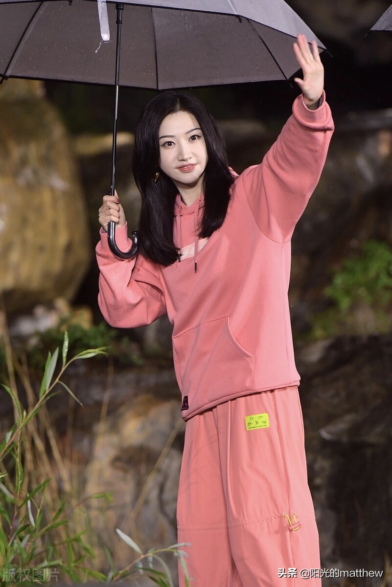 Street shot: Jing Tian pink sweater suit casual and sweet - iNEWS