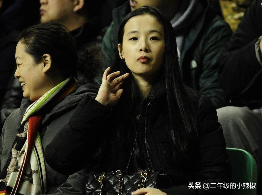 The most handsome coach Yang Ming is young and promising, and his glamorous wife fights for the ...