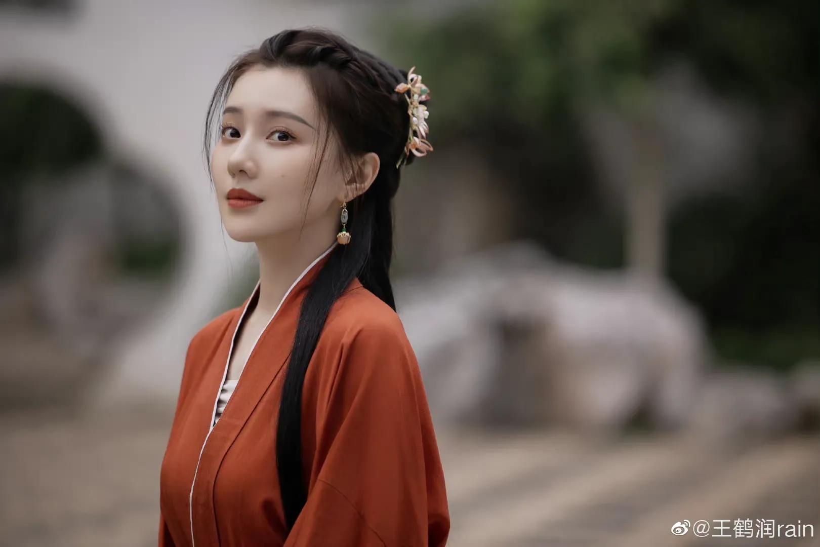 Wang Herun Hanlu's red-robed Hanfu is a blockbuster film, like a woman ...