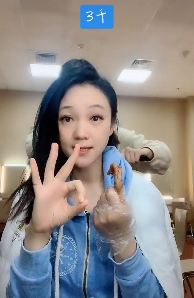 Zhou Qun, "One Sister" of Anhui Satellite TV, two people on stage and ...