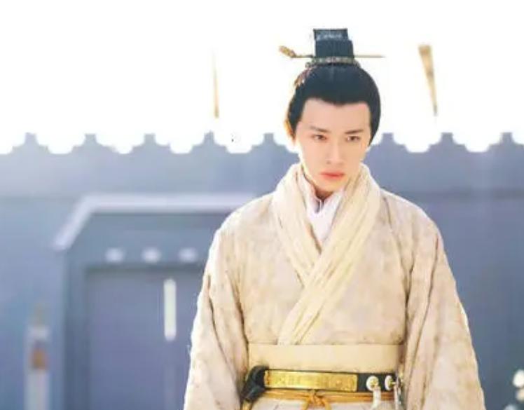 Emperor Liu Ziye hurriedly summoned his aunt into the palace late at ...