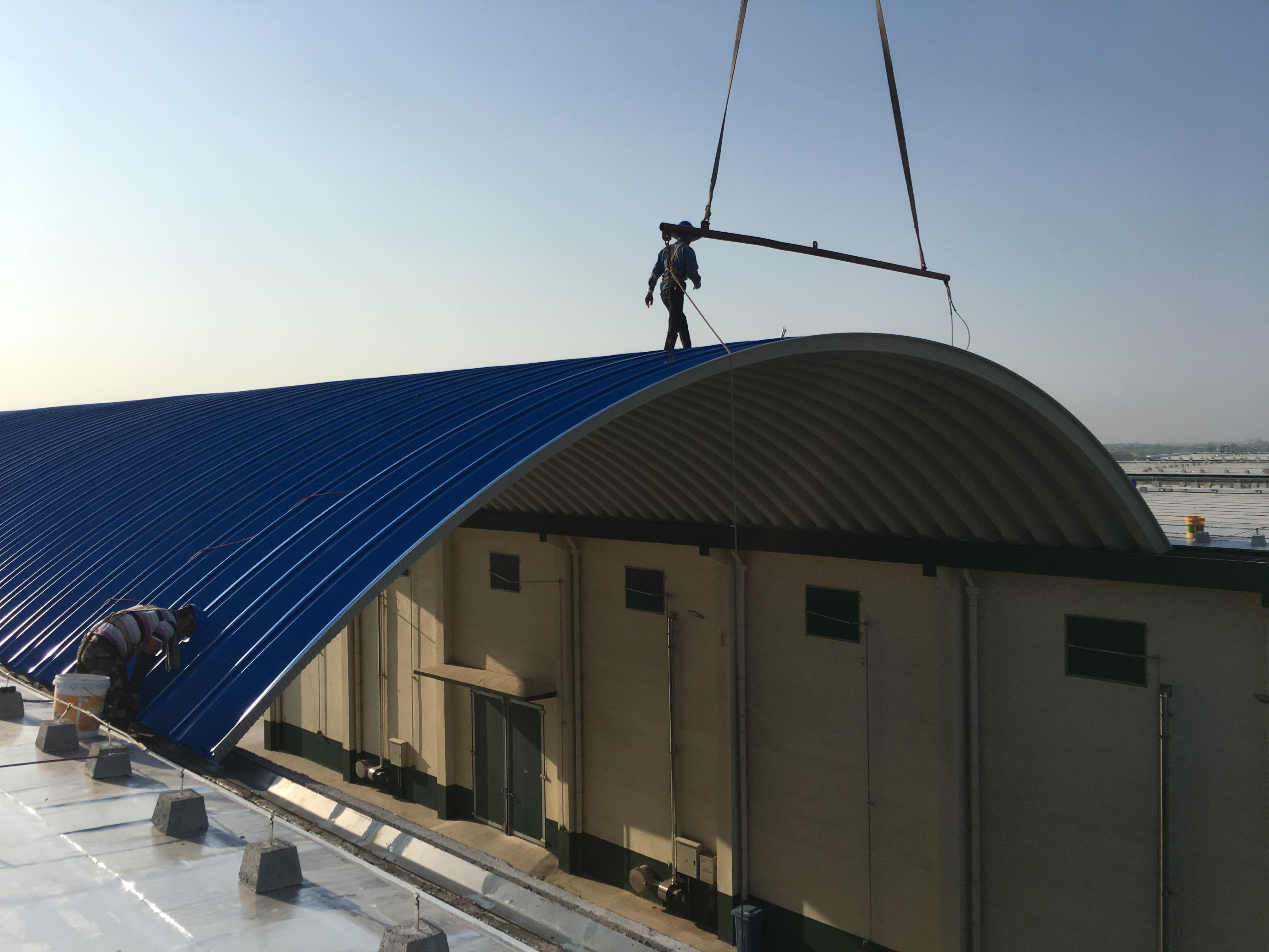 Hoisting, positioning and fixing of arched roof - iNEWS