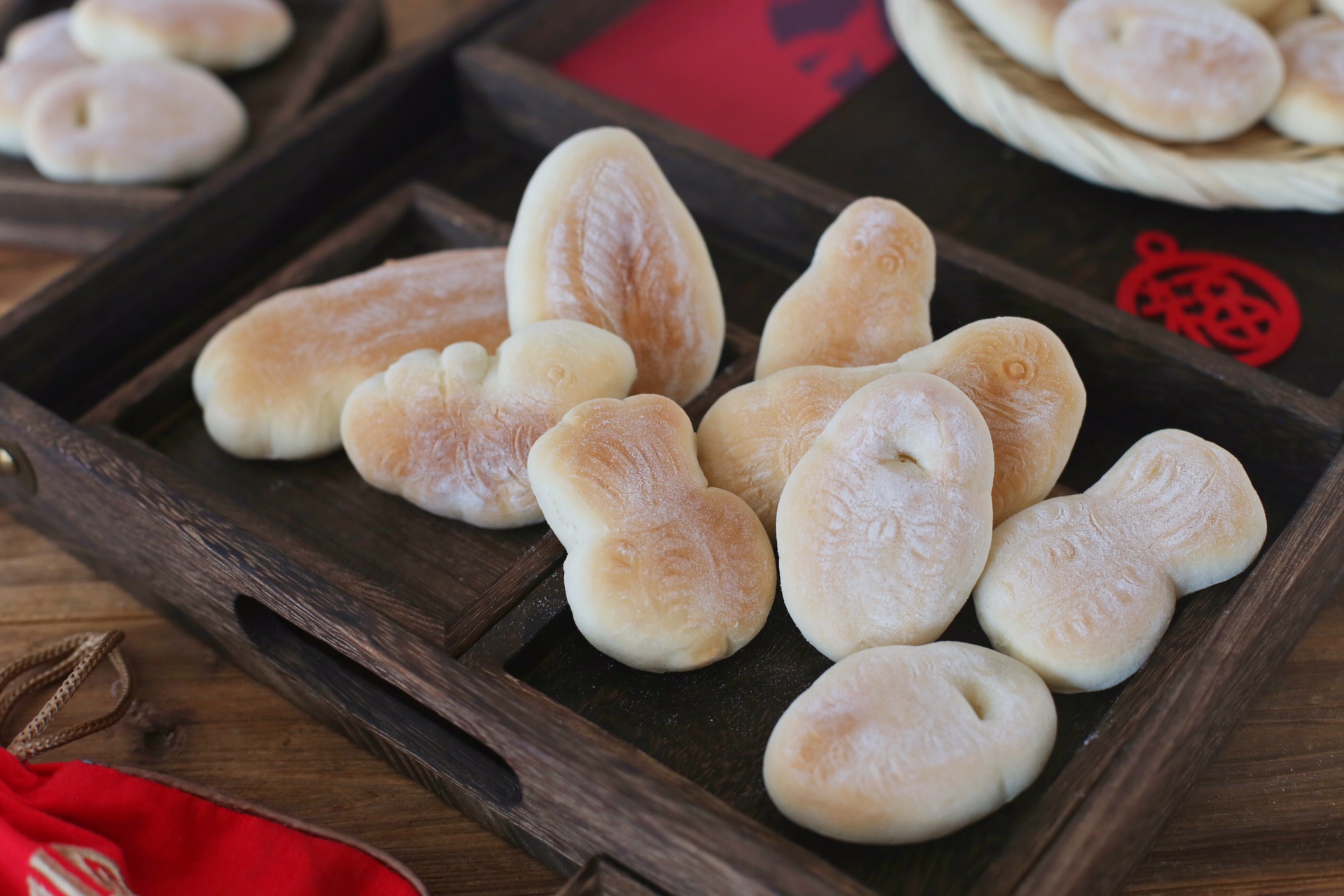 The delicious Qiaoguo is made by yourself at home. The shape is cute ...