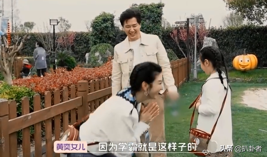 Huang Yi holds hands with Cui Wei, and her daughter makes her debut in a luxury suit. Huang Yi ...