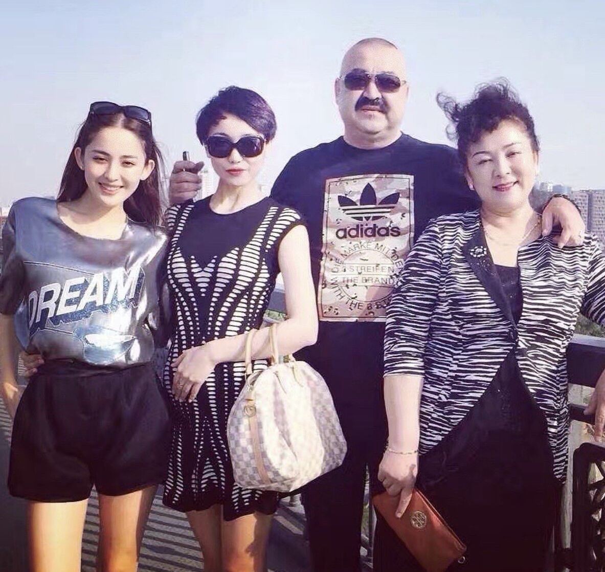 Nazha took a family photo to mourn the 7th anniversary of the death of ...