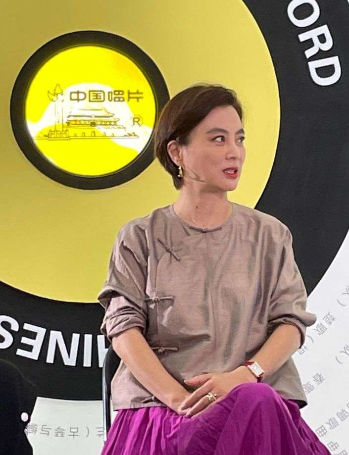 Li Lingyu gets older and more fashionable. She wears a national dress ...