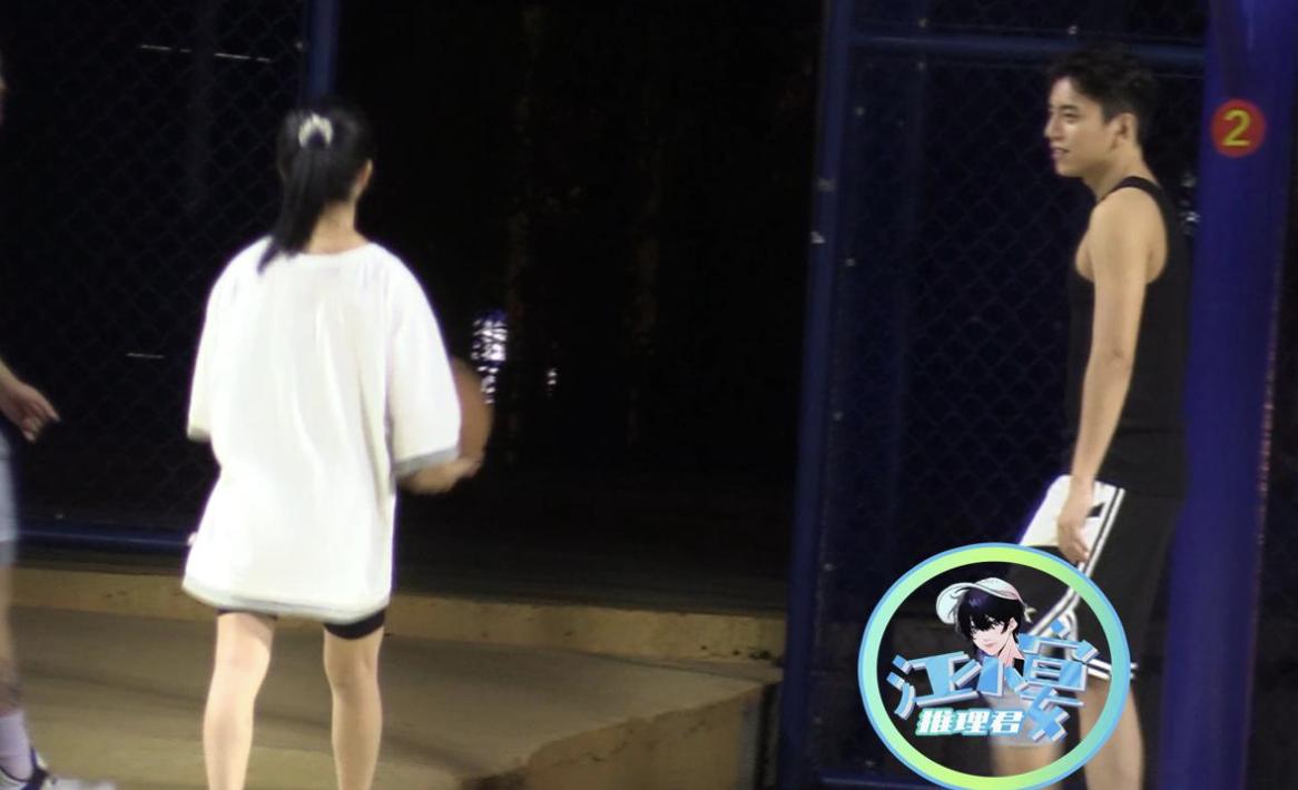Wang Dalu was filmed on a date again, teaching his girlfriend to play ...
