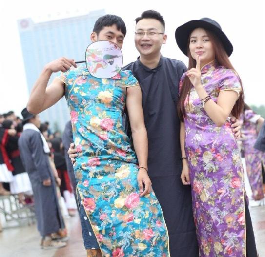 Graduation photos of college students' cheongsam, boys are more ...