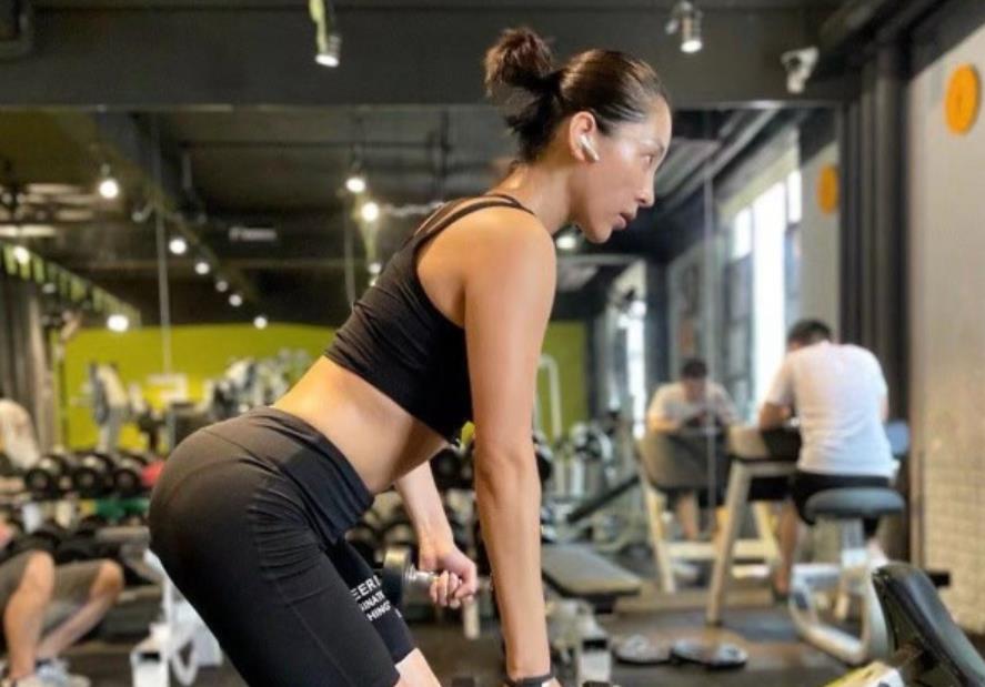 The actress took a photo with Huang Xiaoming, Xiaoming chose to put his hands in his pockets ...