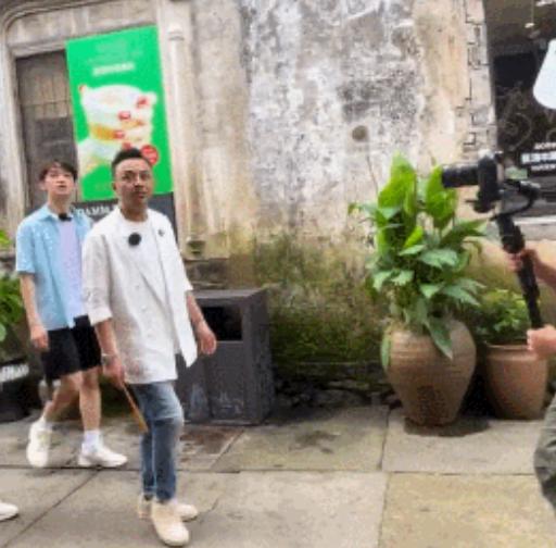 Wang Han appeared on the street to record variety shows, the staff ...