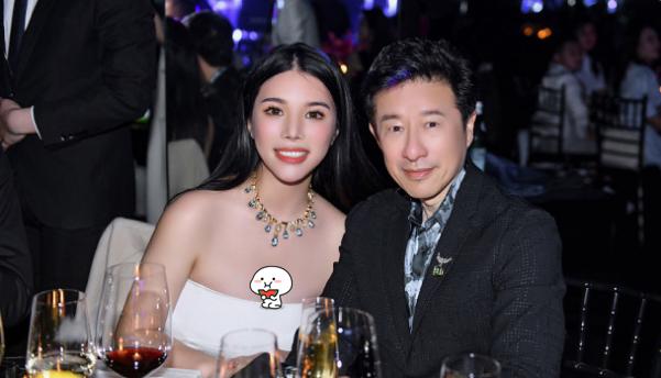 Yu Wanwan deserves to be a female chaebol, wearing a white tube top ...