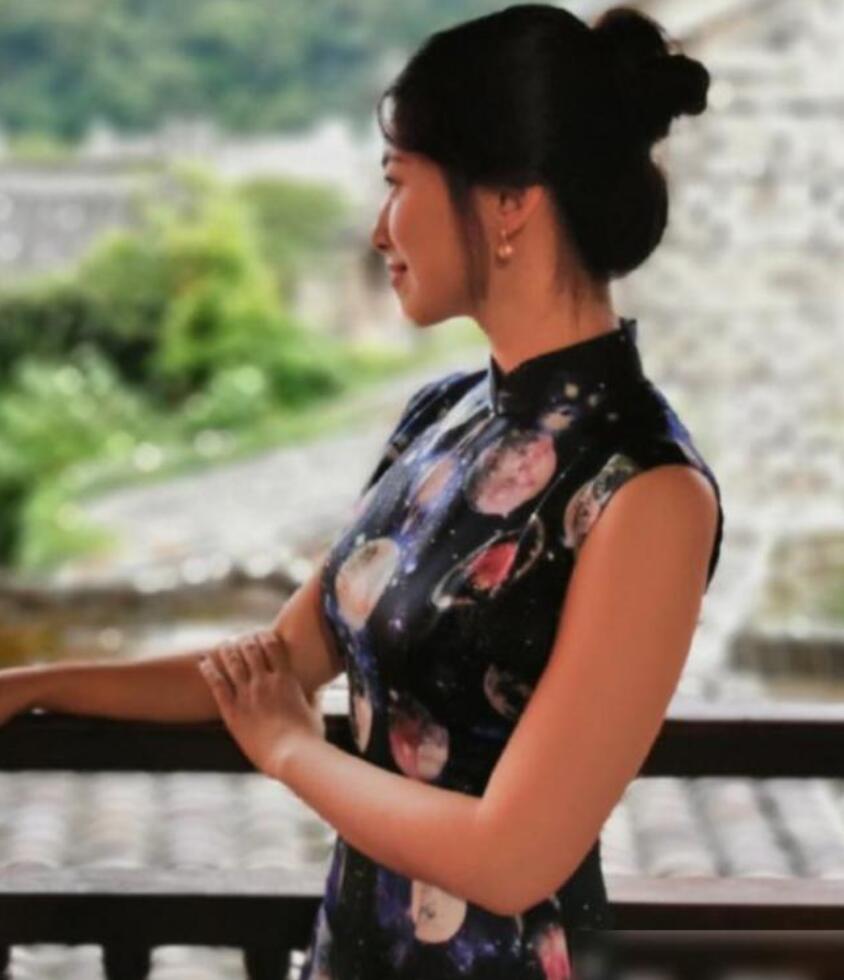 The cheongsam is so matched with the hairstyle, the style is changeable ...