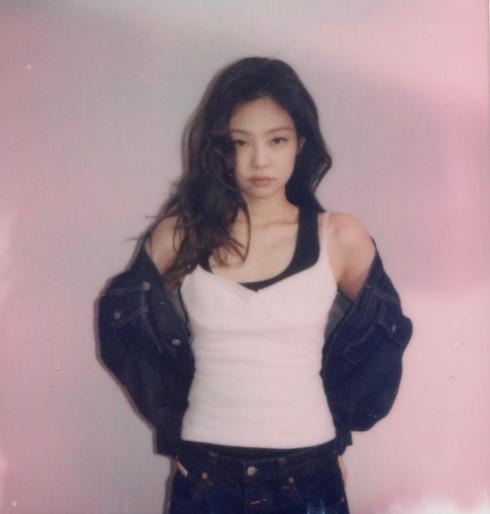 Jennie's new photo: vest and trousers show off the waistcoat line, the ...
