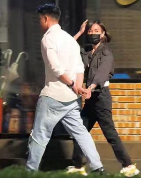 Peng Jiahui and the muscular man held hands to press the road and kissed in the street. After ...