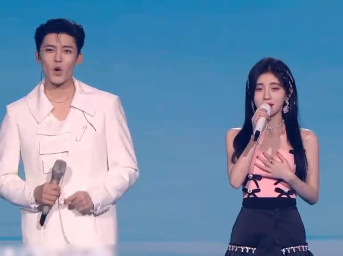 Ju Jingyi's figure management is too superior, and Hou Minghao sings ...