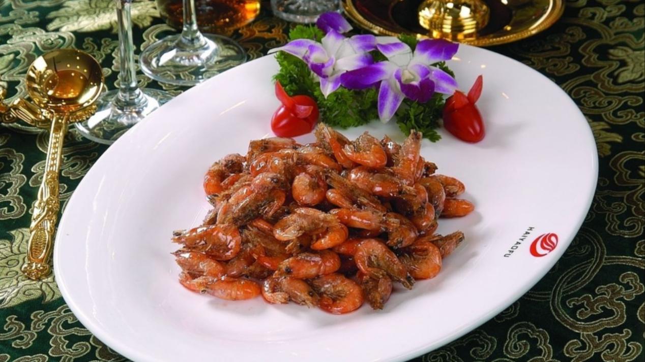Sautéed small river prawns in oil, simple and crispy, delicious, served ...