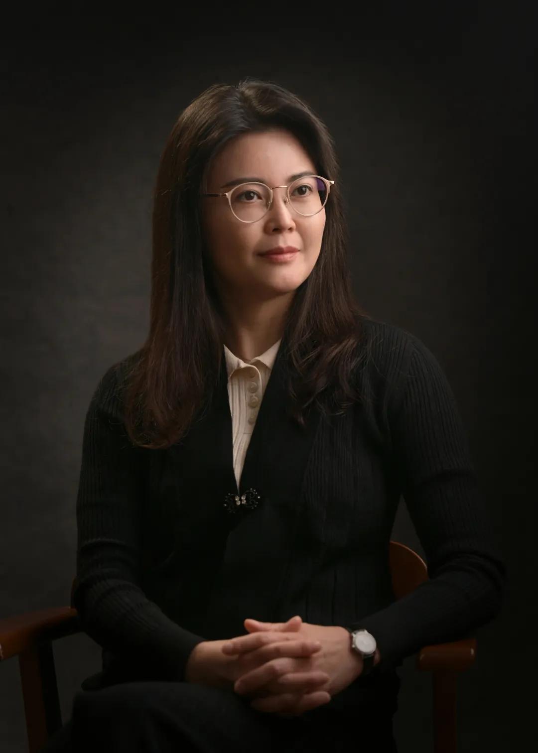 Her cursive writing is extraordinary "dominant", rugged, ups and downs ...