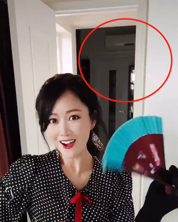 Liang Xiaobing and her 6-year-old husband Han show affection, the home environment is too simple ...