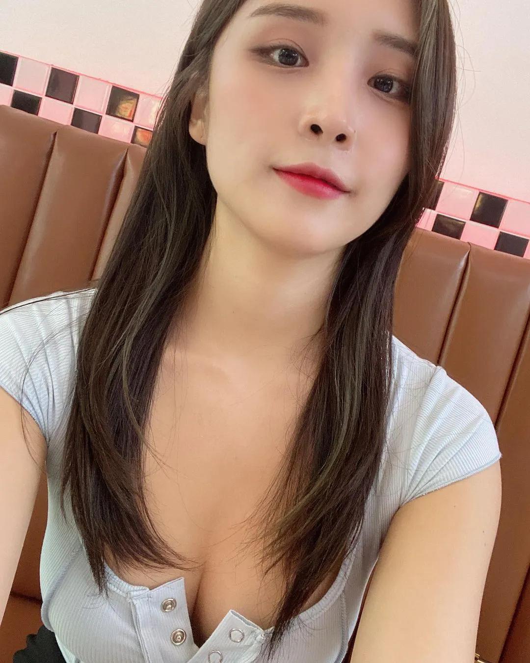 South Korea's super-beautiful model GGOT-BBANG looks back and smiles, beautiful and charming ...