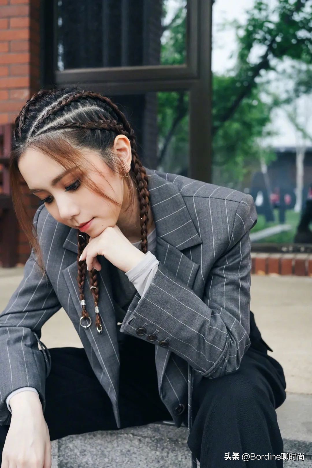 Singer Deng Ziqi, very strong in dressing, wears a gray striped suit ...