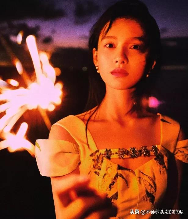 Liu Shishi, Bai Lu, Zhang Jingyi, small flowers in the background ...