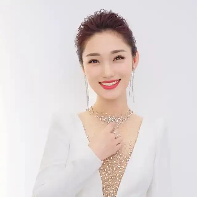 The host Lan Yu is really beautiful - iNEWS