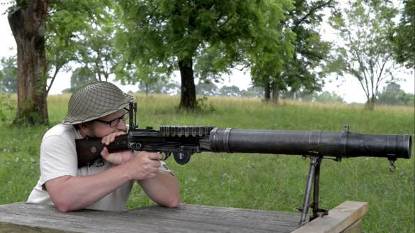 The "Lewis" light machine gun looks like a rocket launcher in no way ...