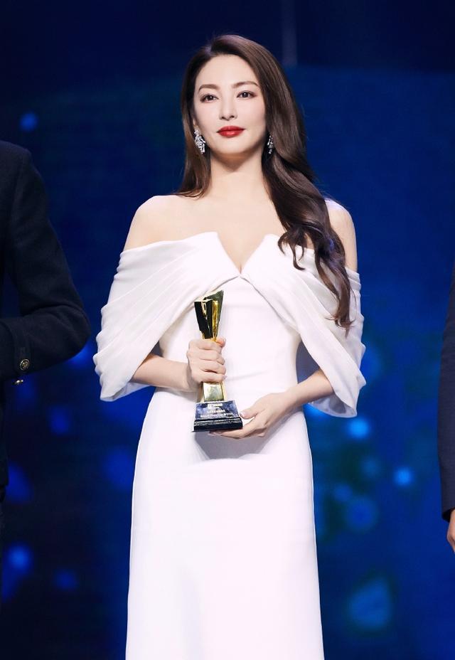 Zhang Yuqi had the material and dared to wear it. She wore a tube top ...